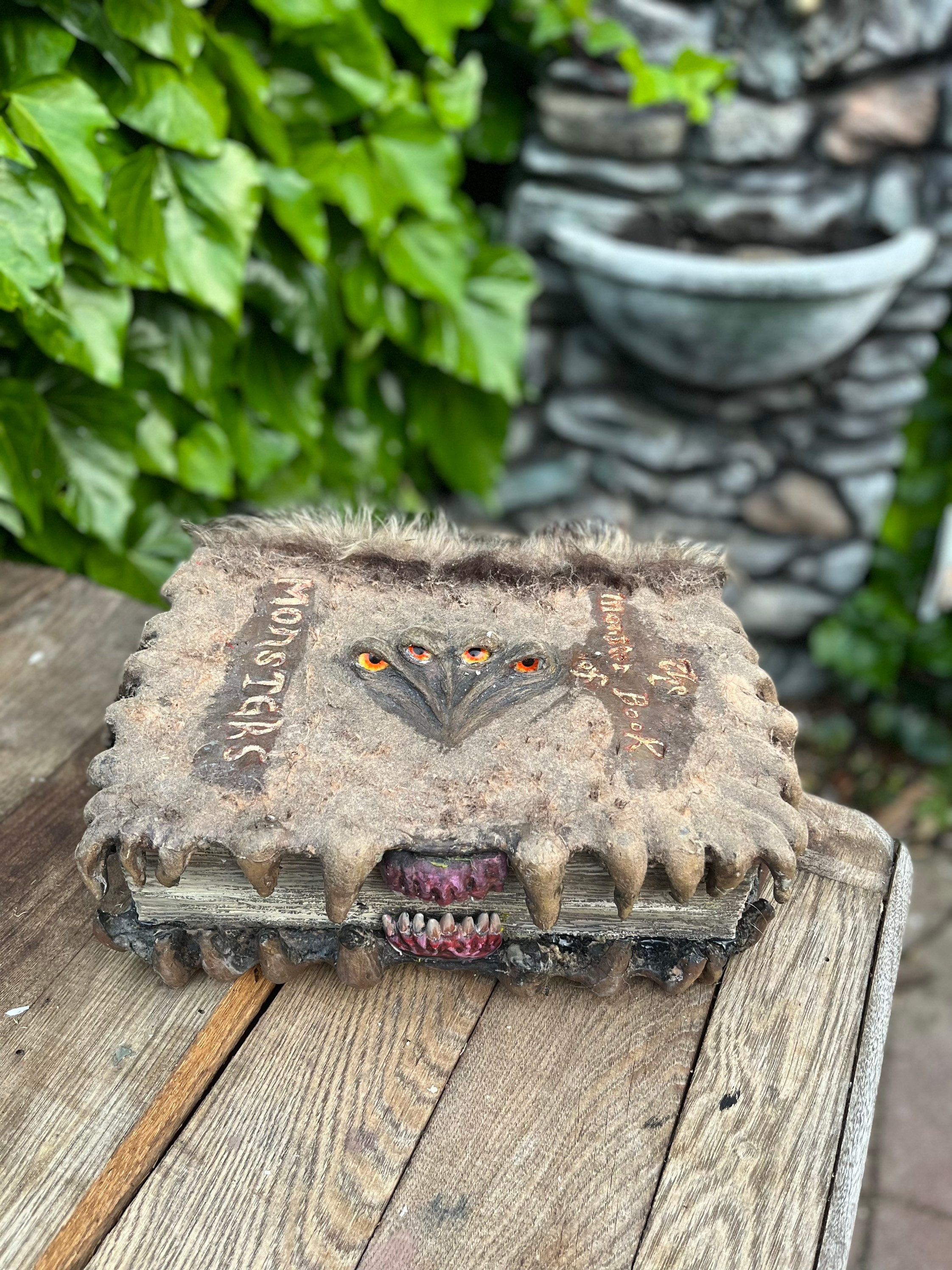 The BOOK of MONSTERS Life Size / Harry Potter Replica / Hogwarts Legacy ...