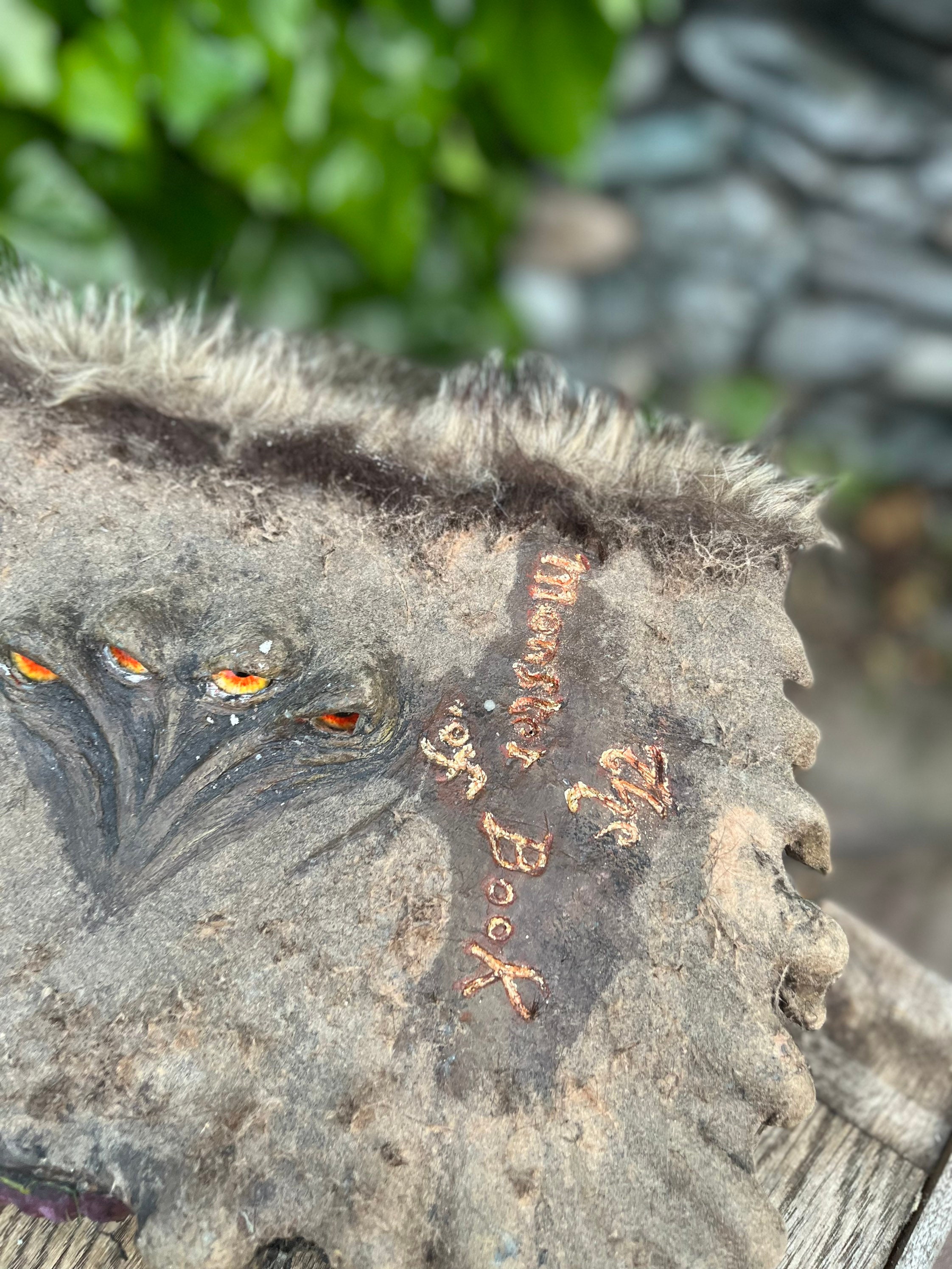 The BOOK of MONSTERS Life Size / Harry Potter Replica / Hogwarts Legacy ...