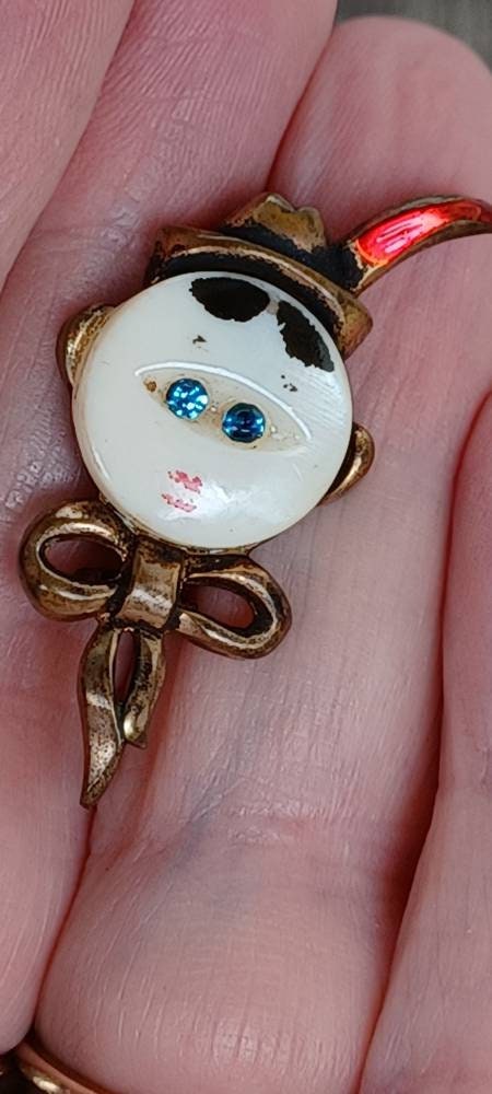 Vintage White Button Face Pin of A Boy Marked 1949 Uncas Mtg. Co. #43 ...