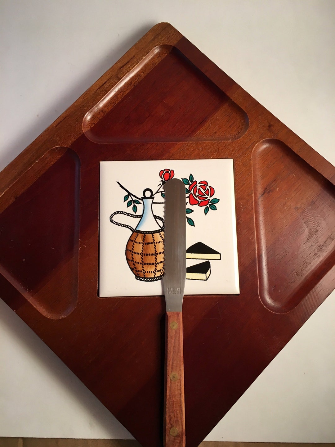 Planche de charcuterie ou de fromages avec couteau Mid Century Retro ...