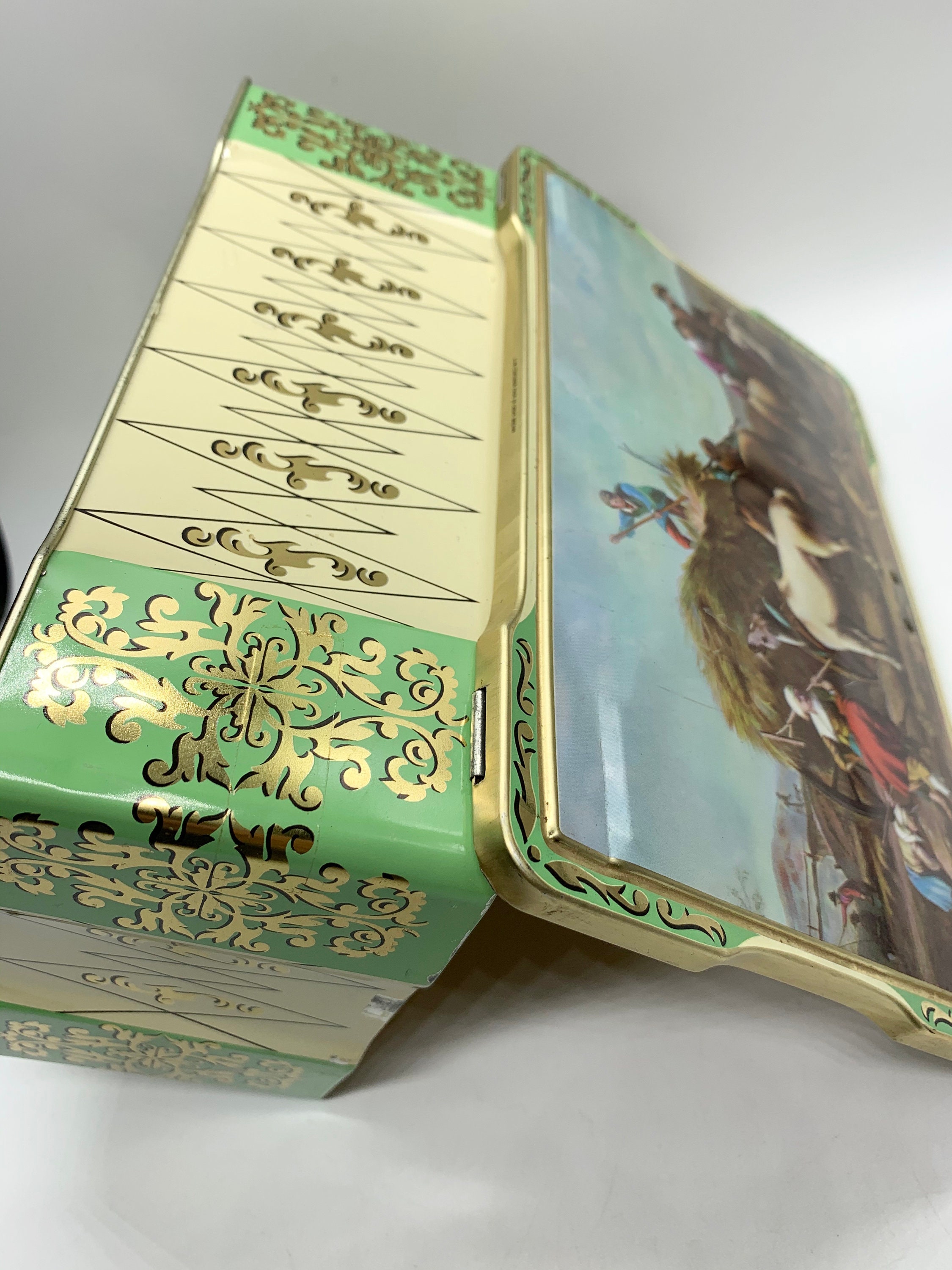 Antique Locking Biscuit / Cookie Tin NO Key - Etsy.de