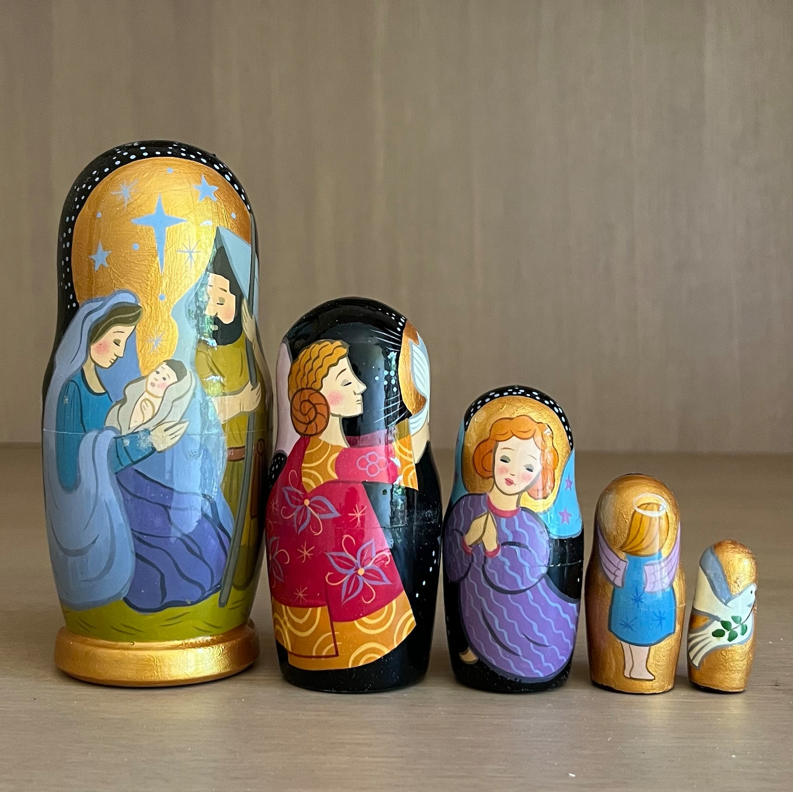Muñecas rusas de madera con motivos navideños pintadas a mano ...