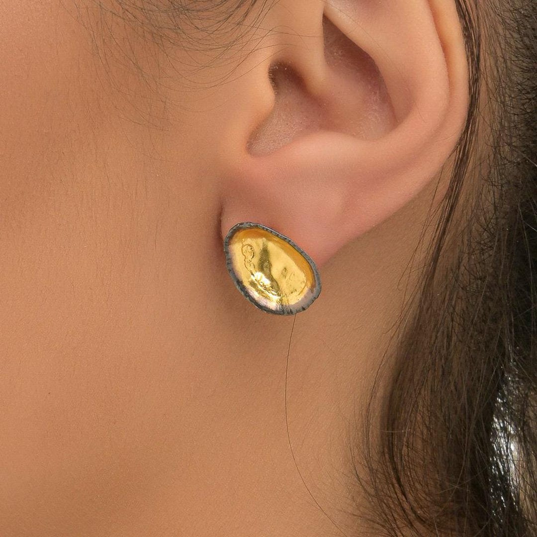 Brincos de lapa bicolor - detalhe em concha dourada e preta - Etsy Portugal