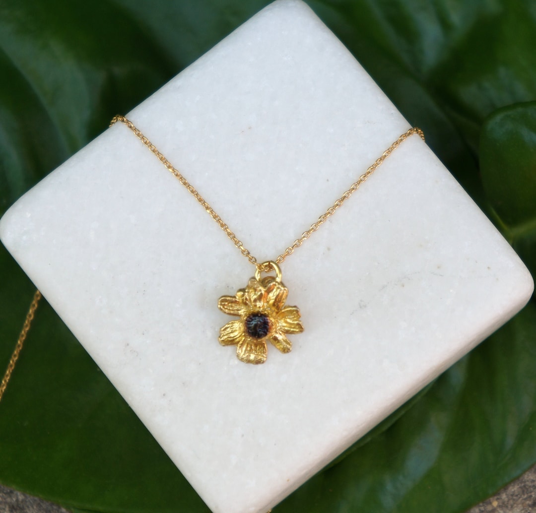 Minimal,real Chamomile Birth Flower. Chain Necklace, Goldplated on ...