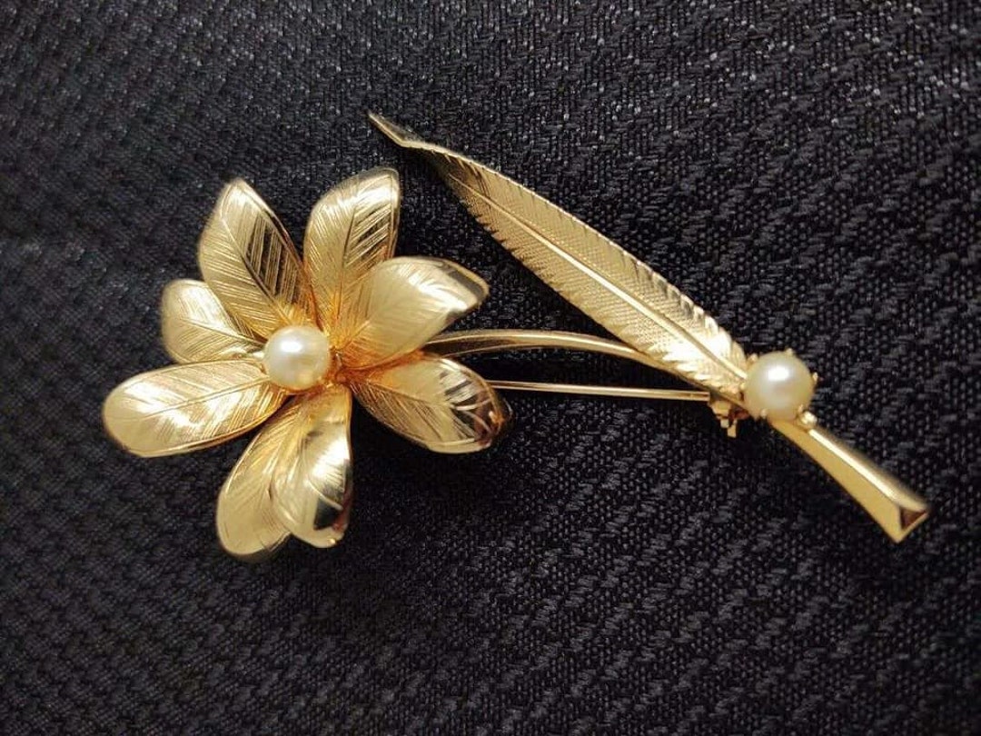 Vtg. Gold Toned Metal Flowe With Leaves Pin and Faux Pearls. - Etsy