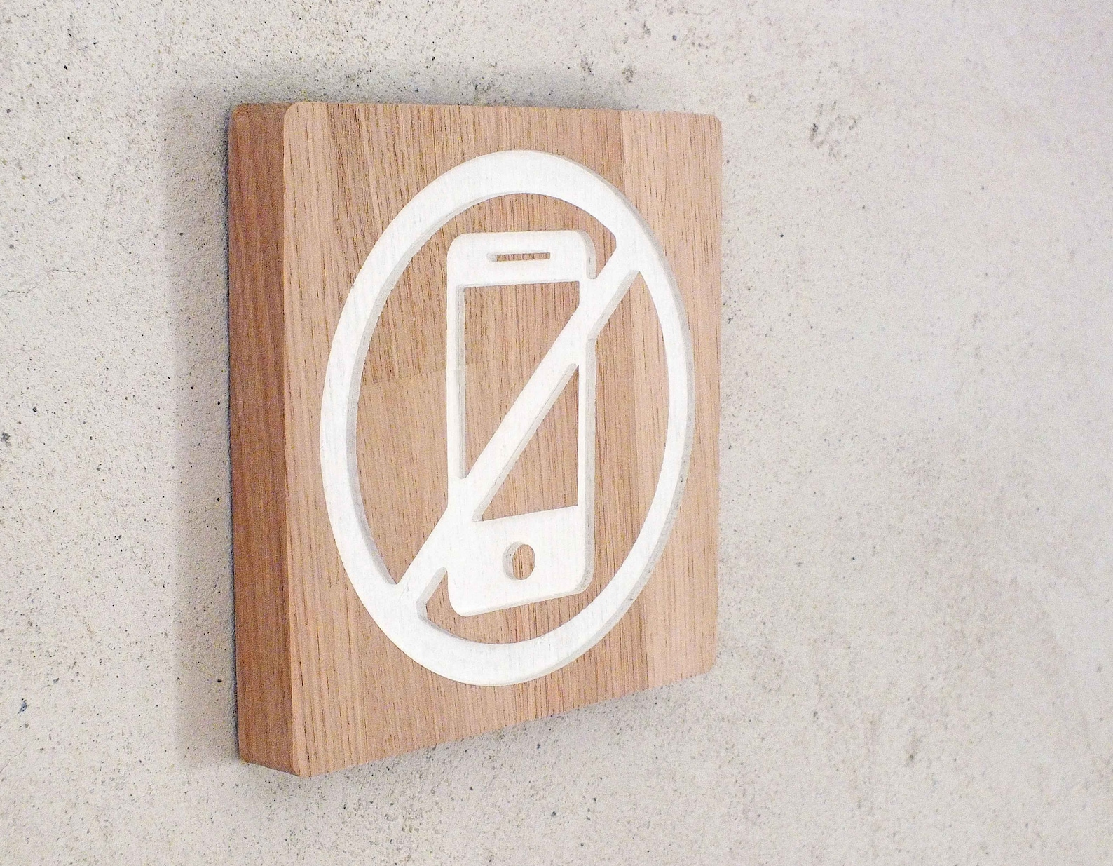 No Smartphone Sign. Wooden Sign With Engaved No Cell Phone Icon. Mobile ...