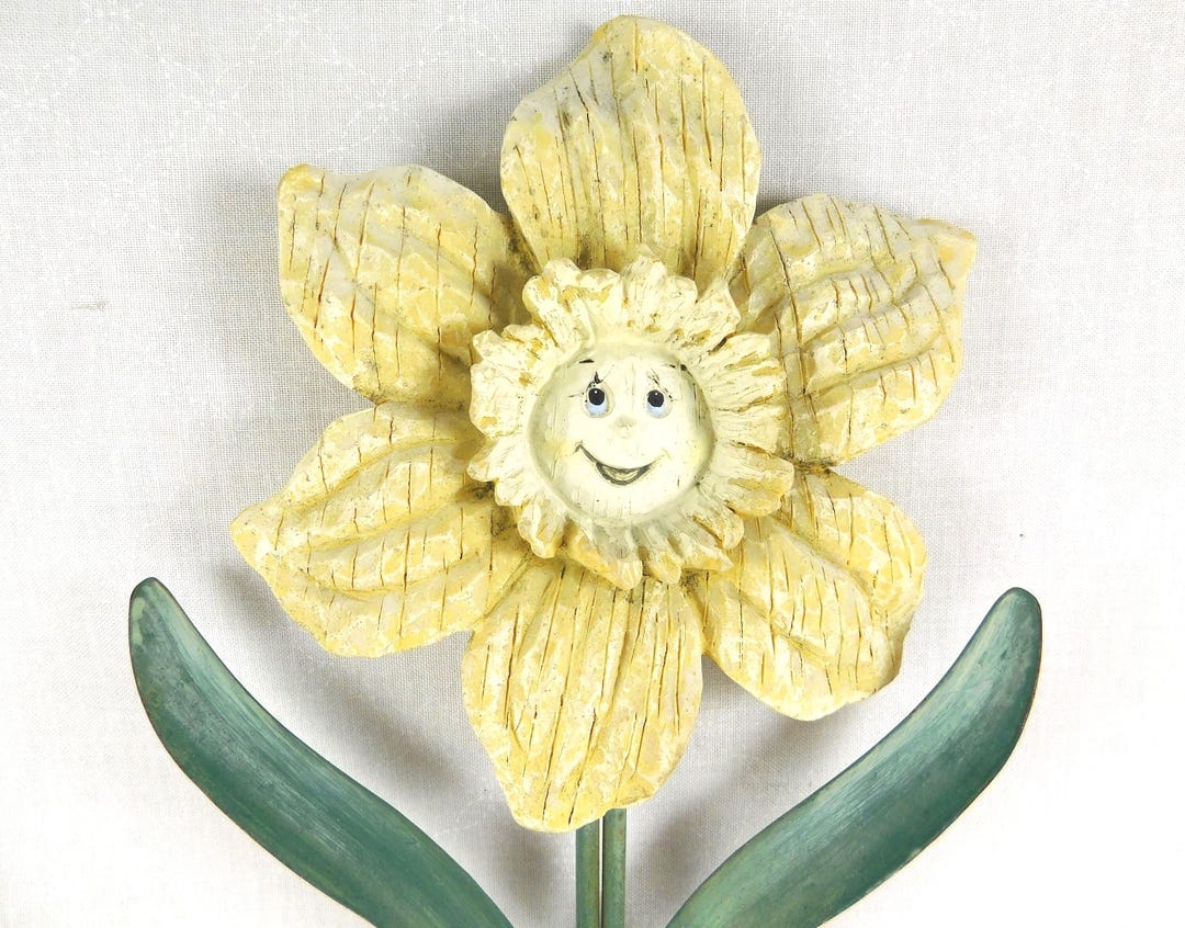 Vintage Daffodil Smiley Face Hook: 1980s Metal & Resin Yard Art - Etsy