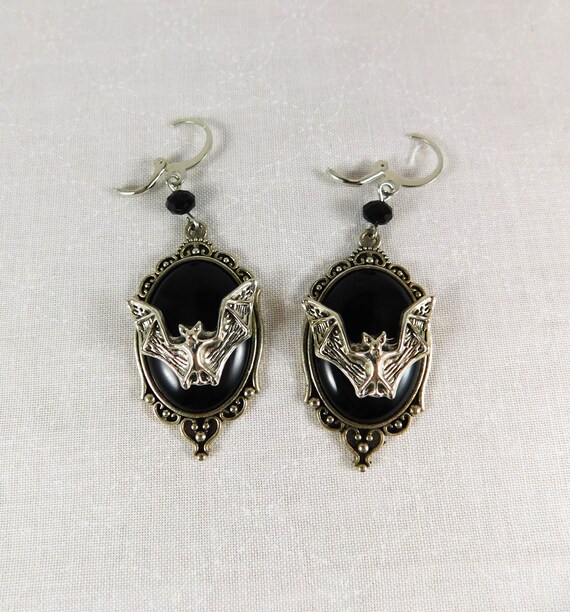Victorian Goth-Like Silver Bat Over Black Resin Cab E… - Gem