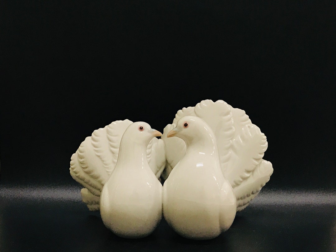 Lladró Porcelain Couple of Kissing Doves Figurine No. 1169, Designed by ...