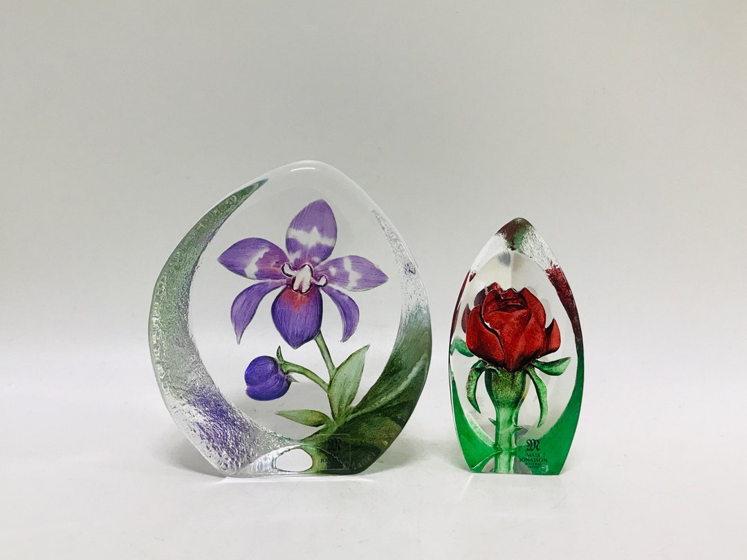Målerås Engraved Crystal Sculpture Of Red And Purple Flowers Mats