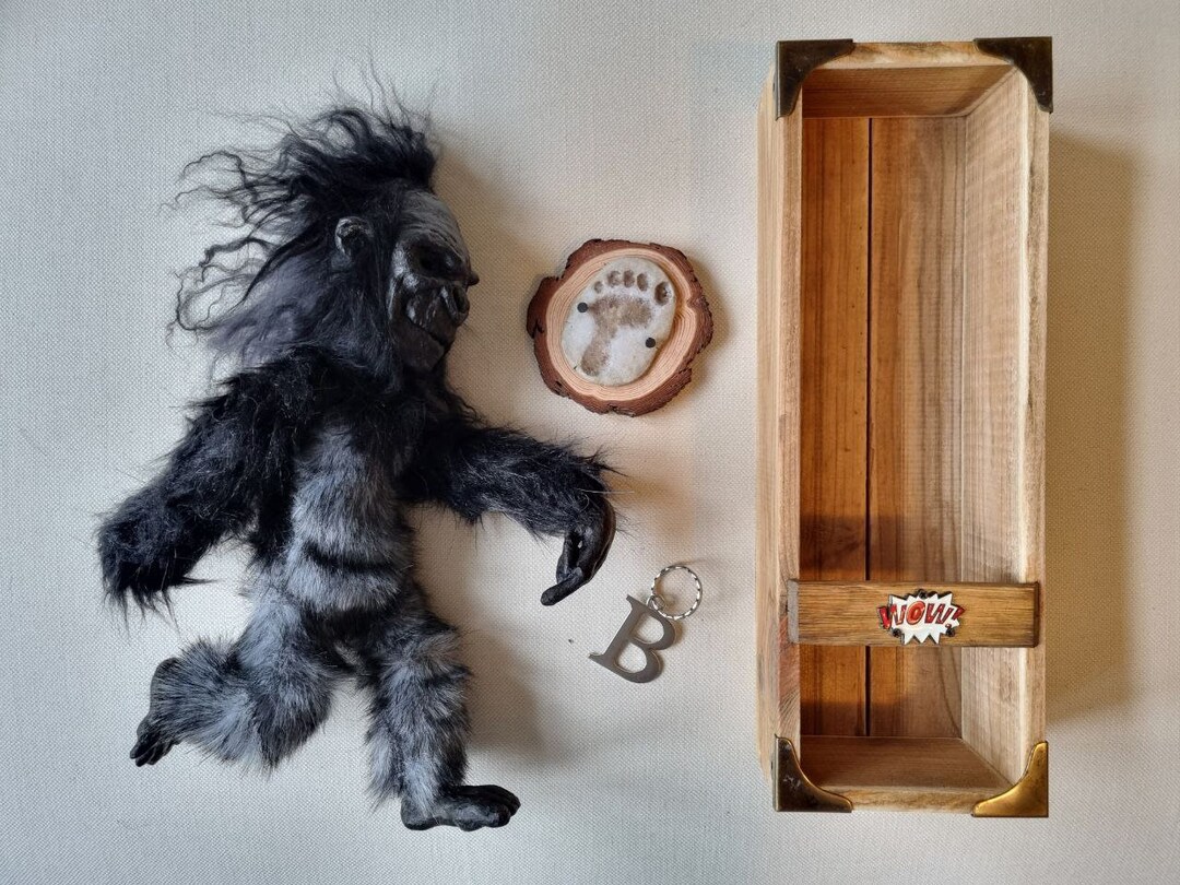 BIGFOOT SASQUATCH DISPLAY, Unique Cryptid Gift, Hairy Friend, Footprint Wall Decor - Etsy