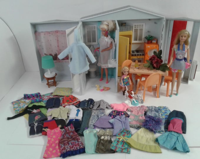 Barbie Totally Real Fold-up Doll House, 3 Dolls, Accessories, Clothes ...