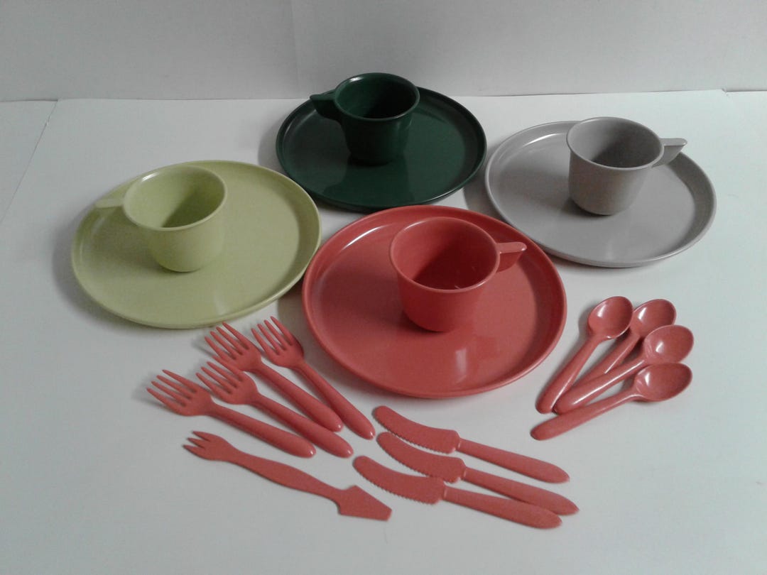Vintage Jerywill Picnic Plates, Cups and Cutlery Melamine Picnic Ware ...