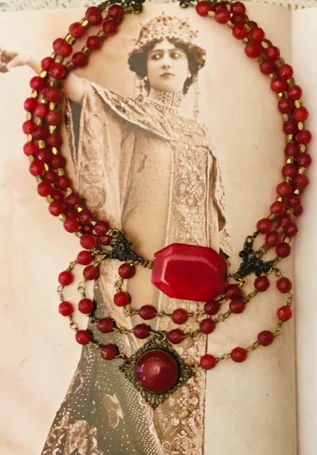 Adorno de jade rojo en estilo Art Nouveau - Etsy México