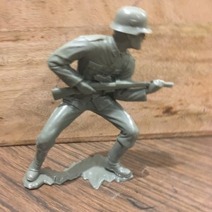 Vintage Louis Marx 6 Army Man World War Styled Plastic Toy Figure ...