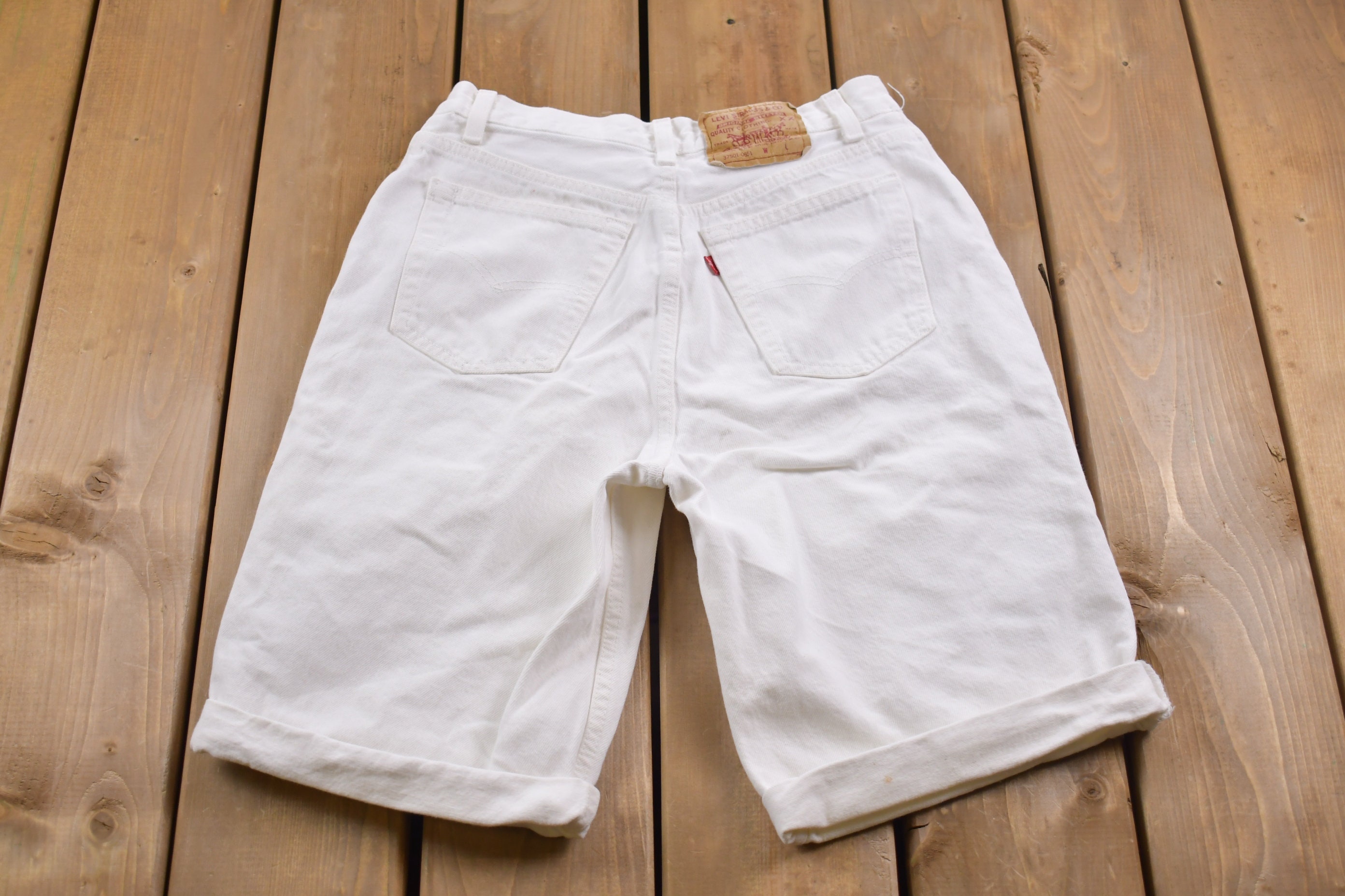 White levi shorts mens store