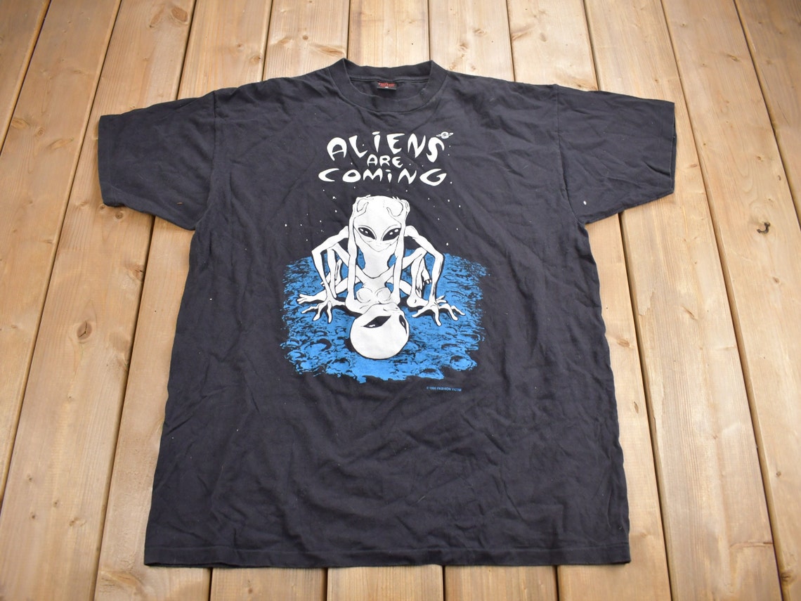 Vintage 1995 Aliens Are Coming Fashion Victim Graphic T-shirt / 90s T ...
