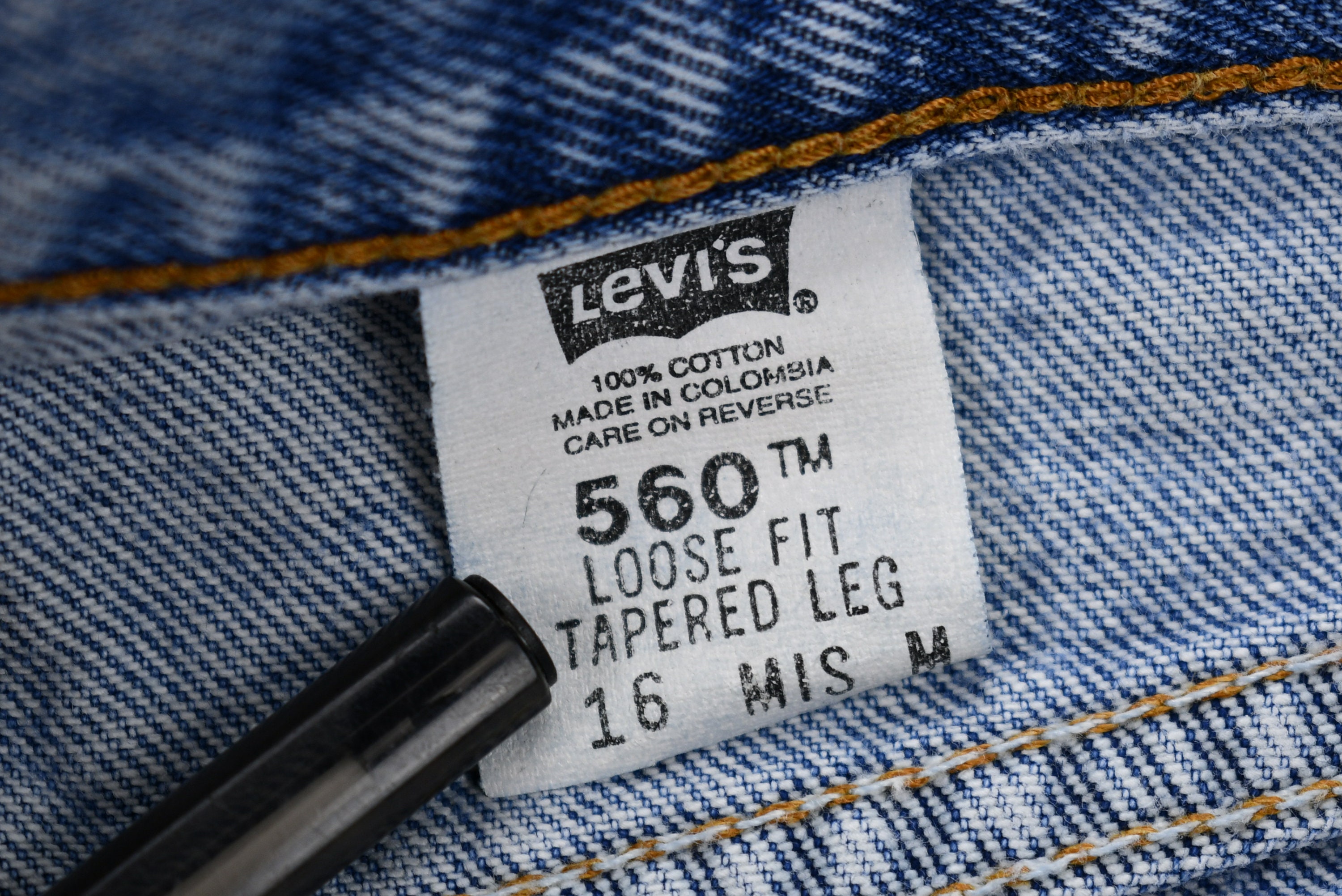 Vintage 1990s Levi's 560 Light Wash Loose Fit Tapered Leg Mom Jeans ...