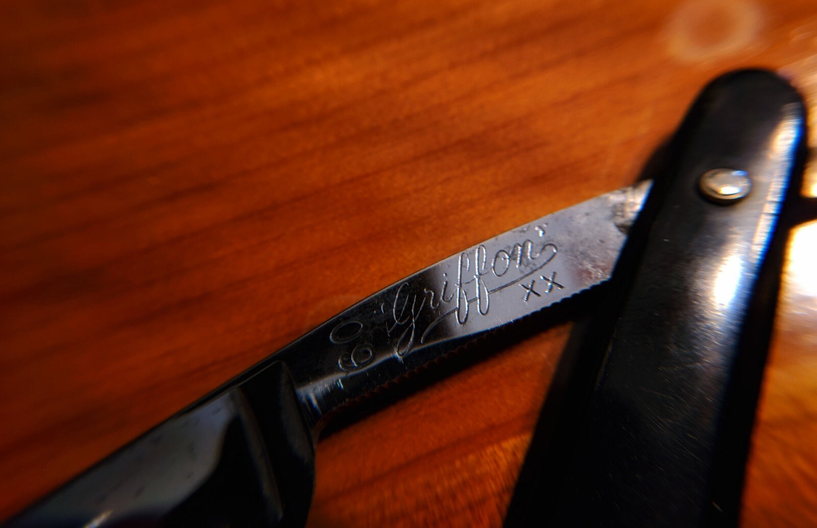 Iconic 9/16 Carbo Magnetic Griffon Straight RazorMen's Self Care