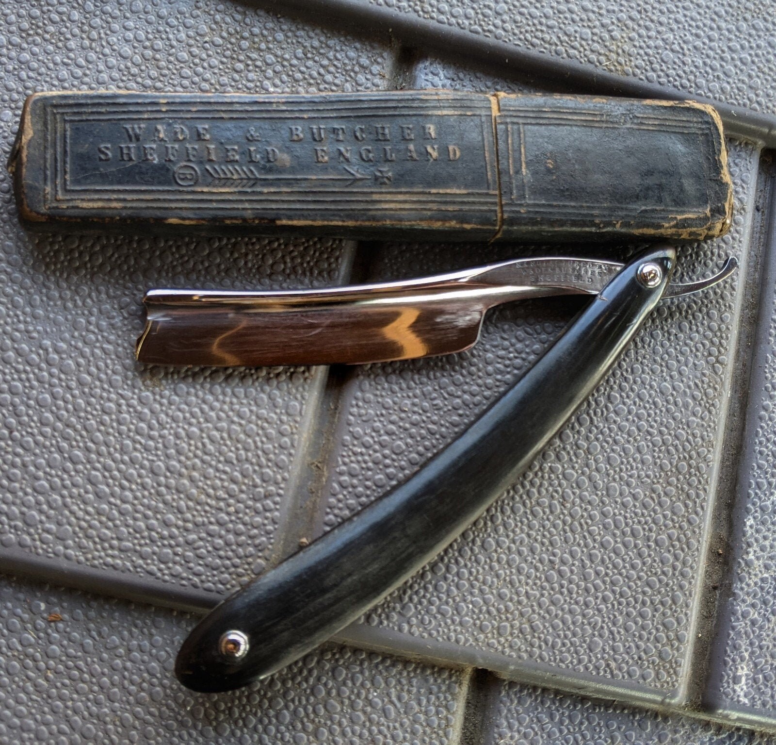 12/16 Faux Frame Back Wade and Butcher Smiling Straight razor w/ Barber ...