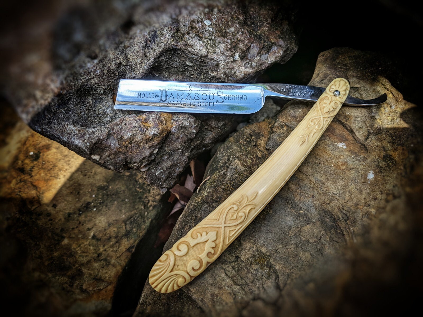 Germania Straight Razor Damascus Steel German Ornate Scales