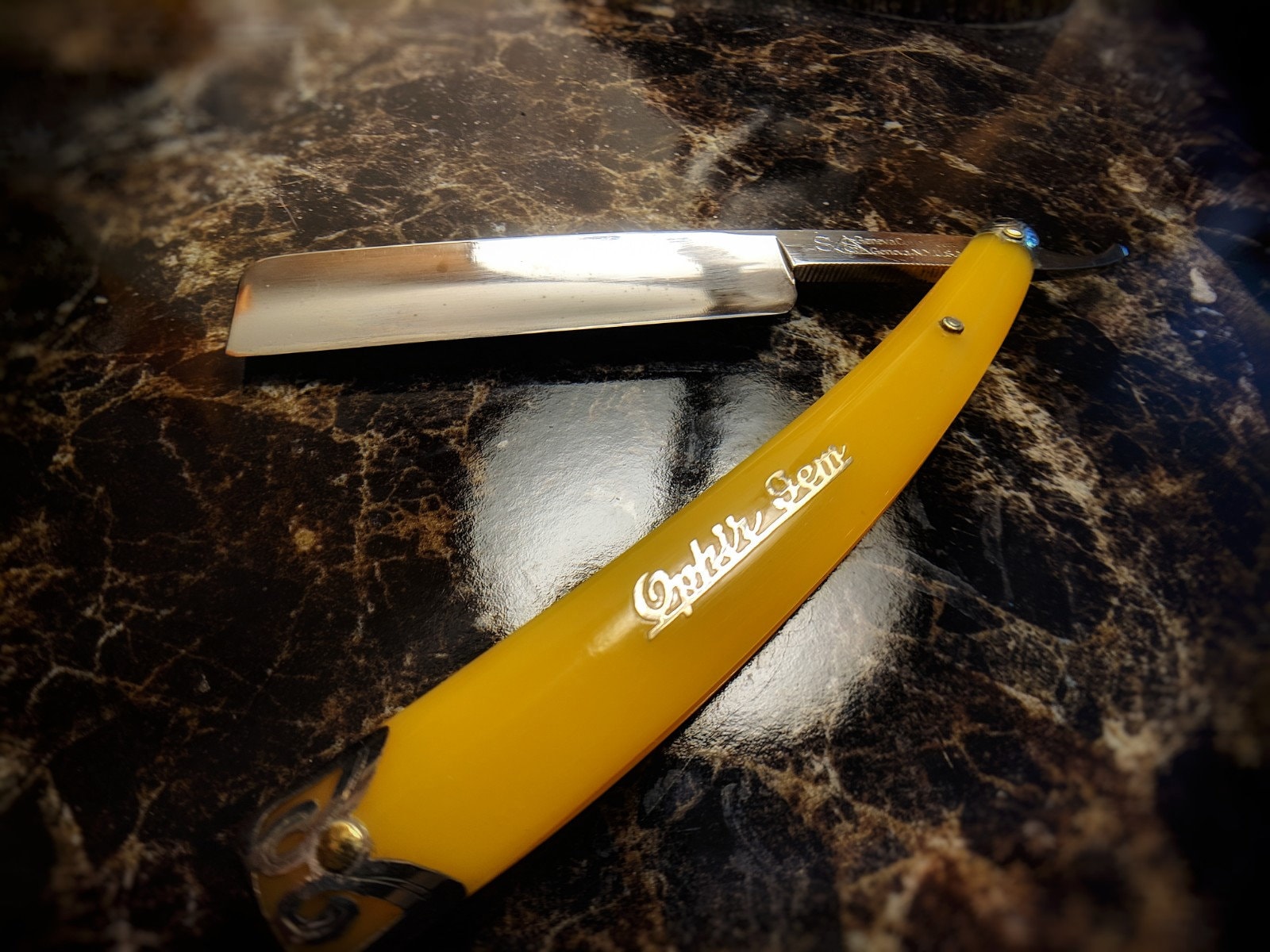 Vintage Geneva Straight Razor 6/8 Geneva, New York Ornate scales