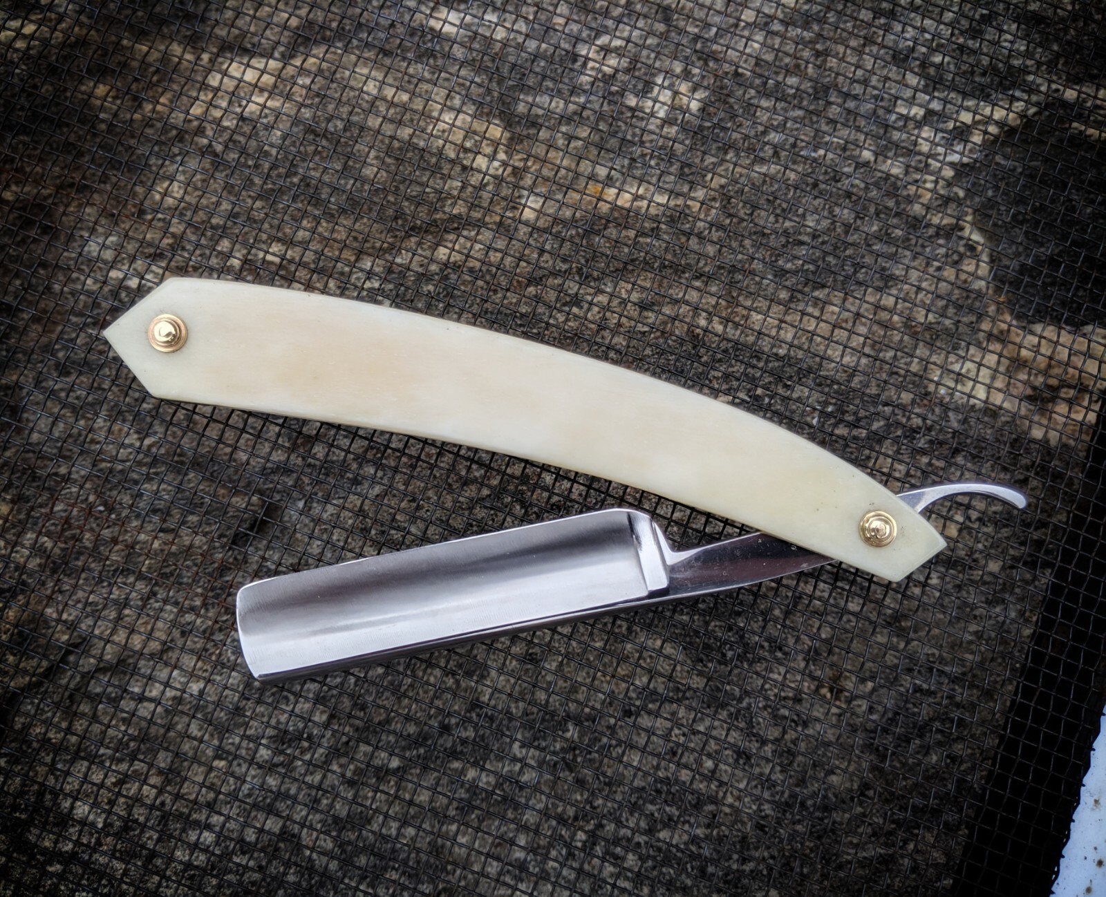 Dovo Custom Straight Razor Bone Scales brass 5/8