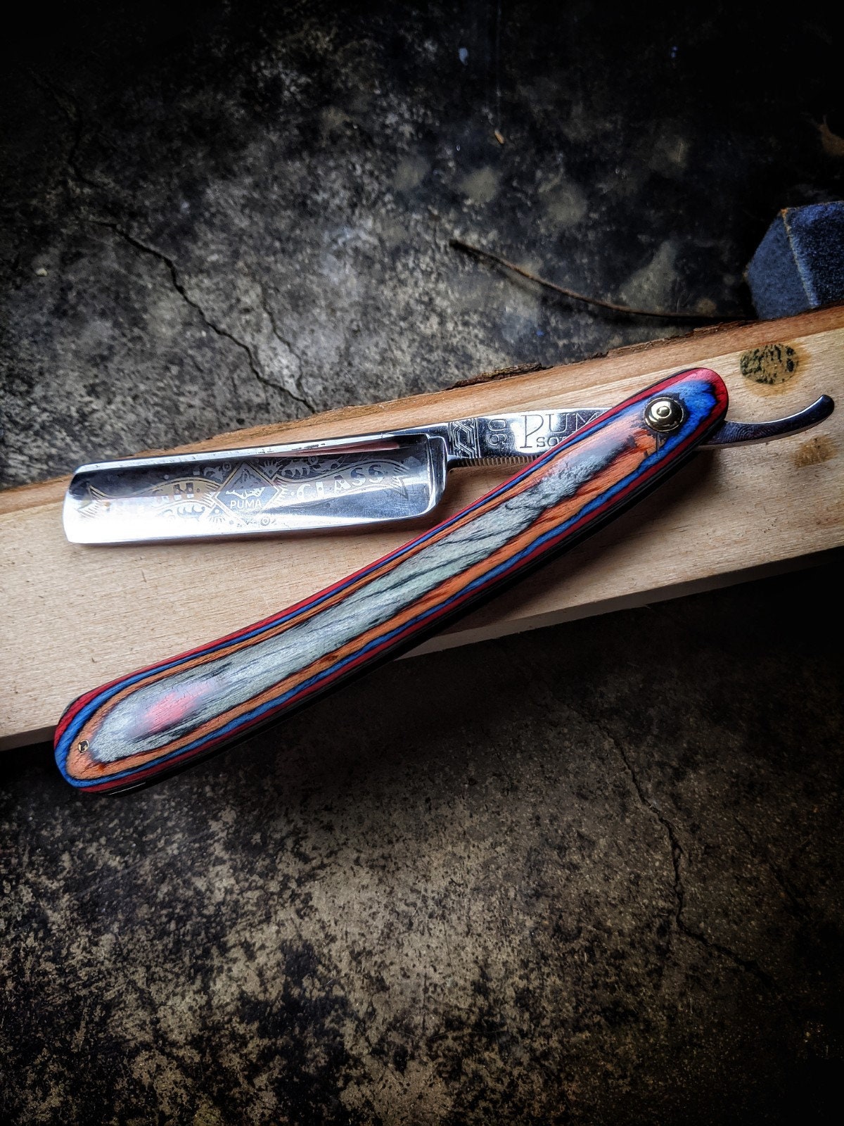 Puma 90 High Class Custom Scales Straight Razor