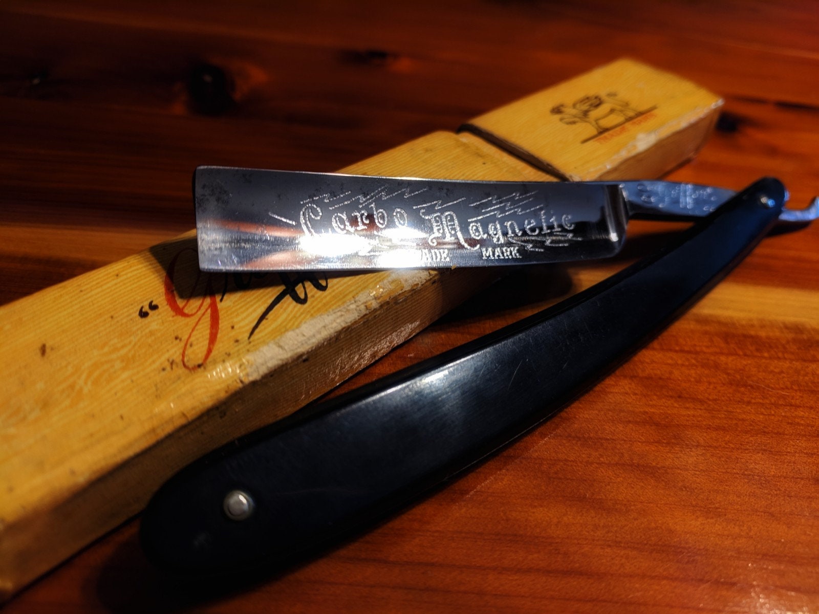 Iconic 9/16 Carbo Magnetic Griffon Straight RazorMen's Self Care