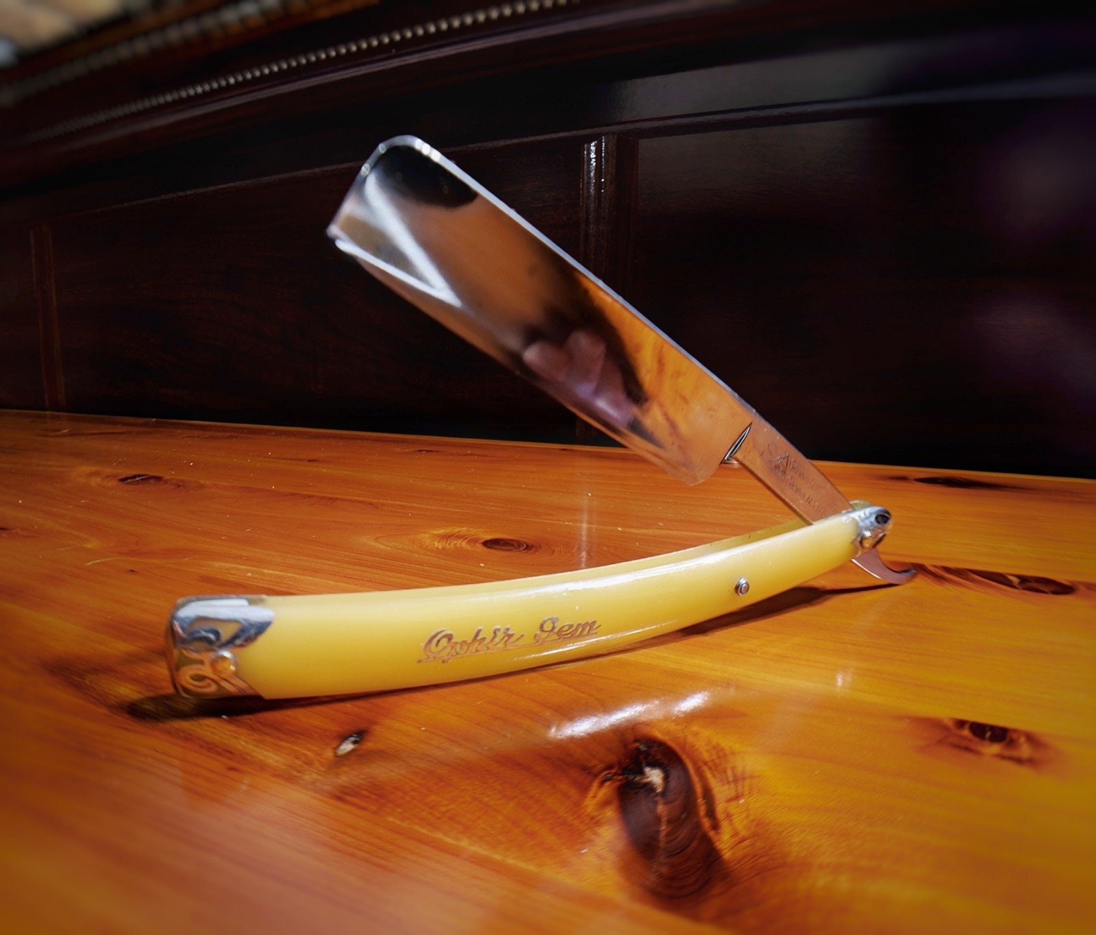 Vintage Geneva Straight Razor 6/8 Geneva, New York Ornate scales