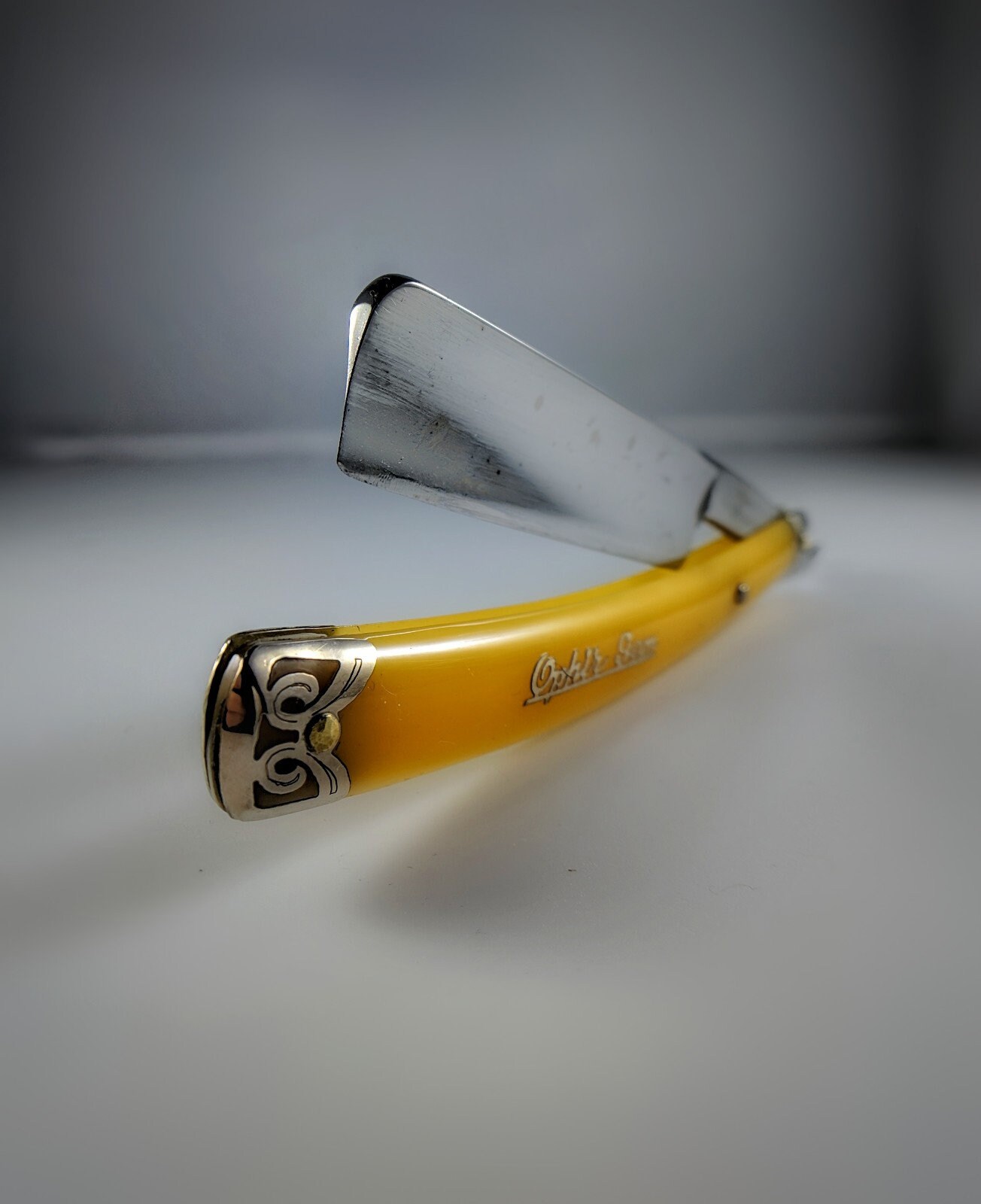 Vintage Geneva Straight Razor 6/8 Geneva, New York Ornate scales