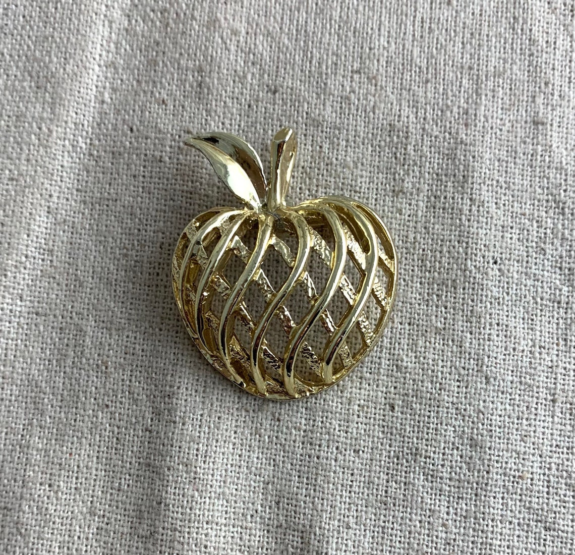 Gerry's Apple Brooch 1 5/8 x 1 1/4 gold tone | Etsy