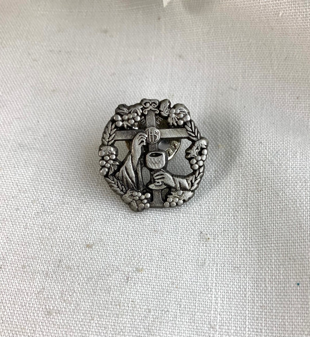 Motif Holy Communion Lapel Pin, 3/4 in Diameter, Silver Tone Base Metal ...