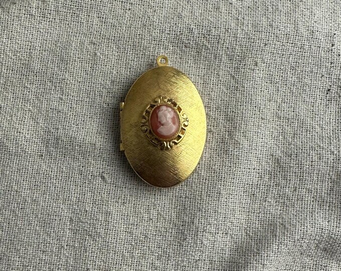 Vintage Photo Locket With Cameo Front and Color Pictures Inside, 1 1/8 ...