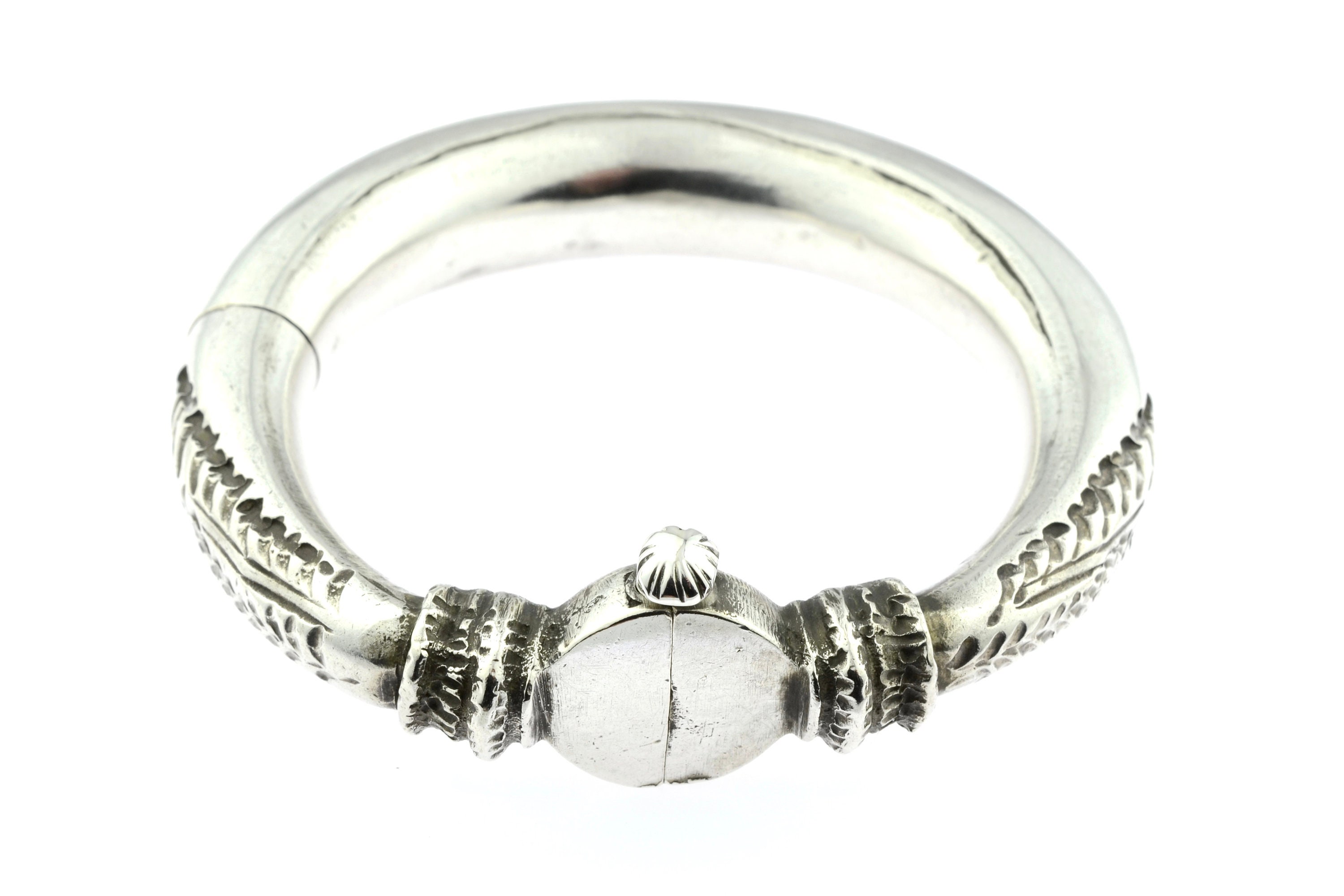 Réservé Susan Old silver bracelet KADHLA from Gujarat in India. Antique ...