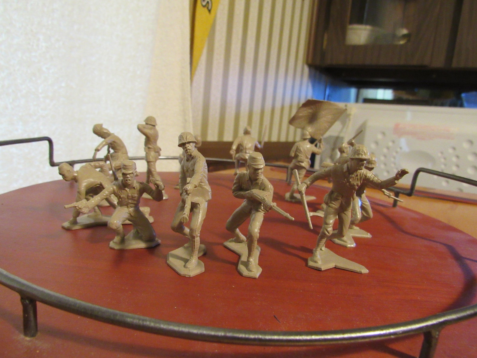 12 LOUIS MARX TOY ww2 Japanese Military Soldiers. Made in 1963. Tan ...