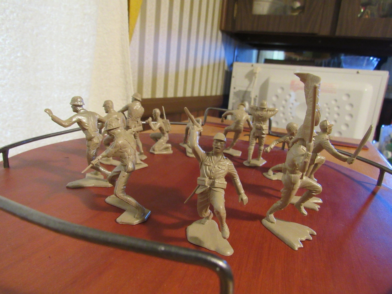 12 LOUIS MARX TOY ww2 Japanese Military Soldiers. Made in 1963. Tan ...