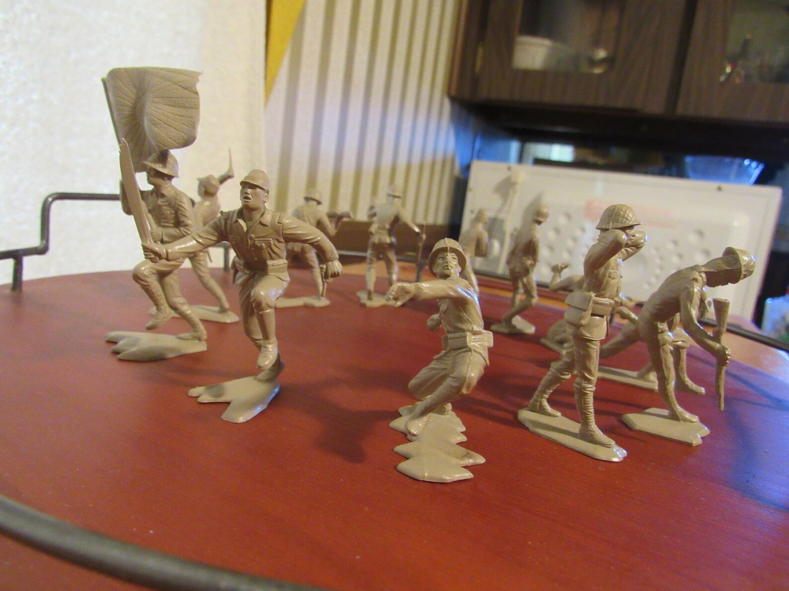 12 LOUIS MARX TOY ww2 Japanese Military Soldiers. Made in 1963. Tan ...