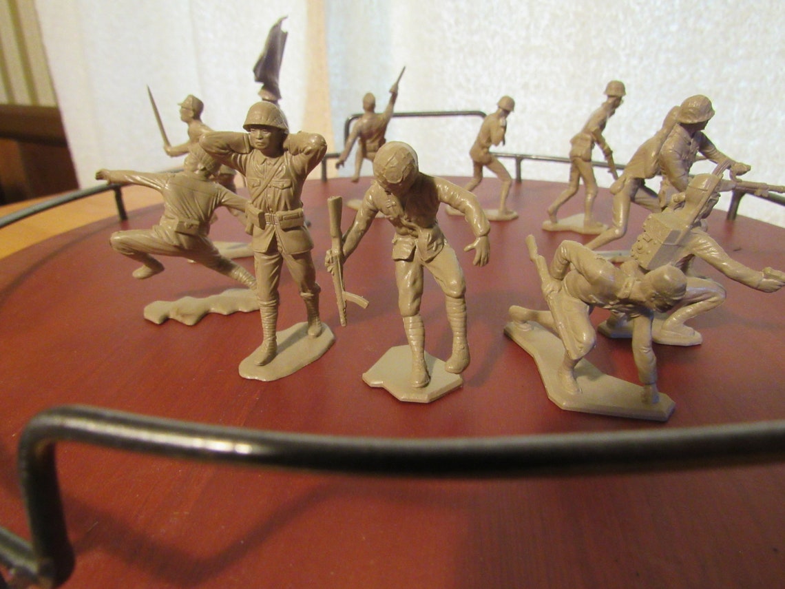 12 LOUIS MARX TOY ww2 Japanese Military Soldiers. Made in 1963. Tan ...