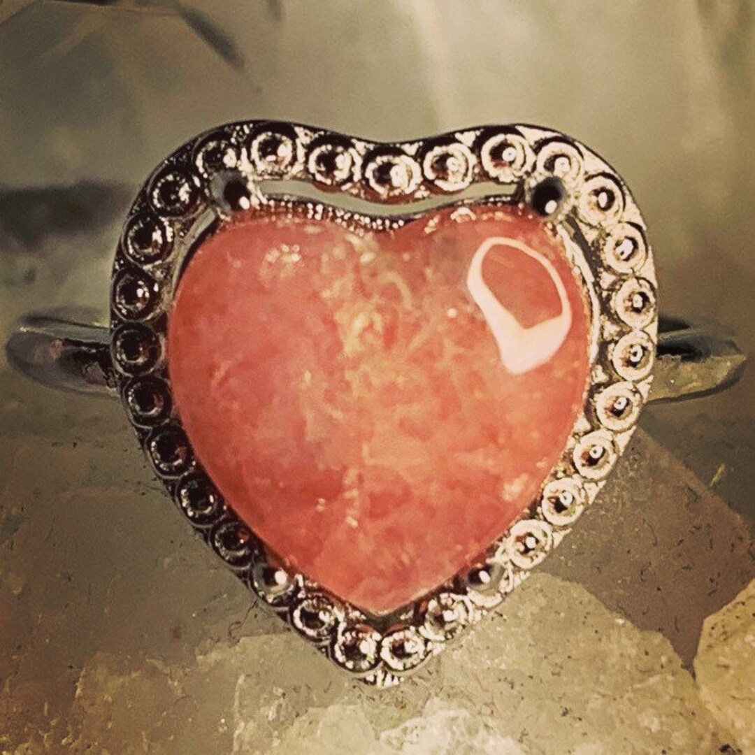 Anello a forma di cuore in rodonite • Fascia regolabile in rame bianco ...