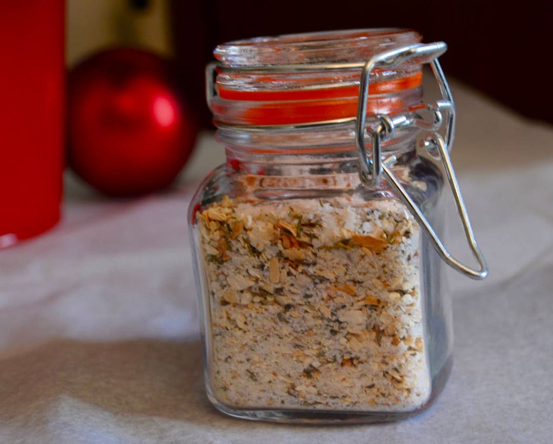 Mezcla de sal condimentada de hongo melena de león recolectado con ...