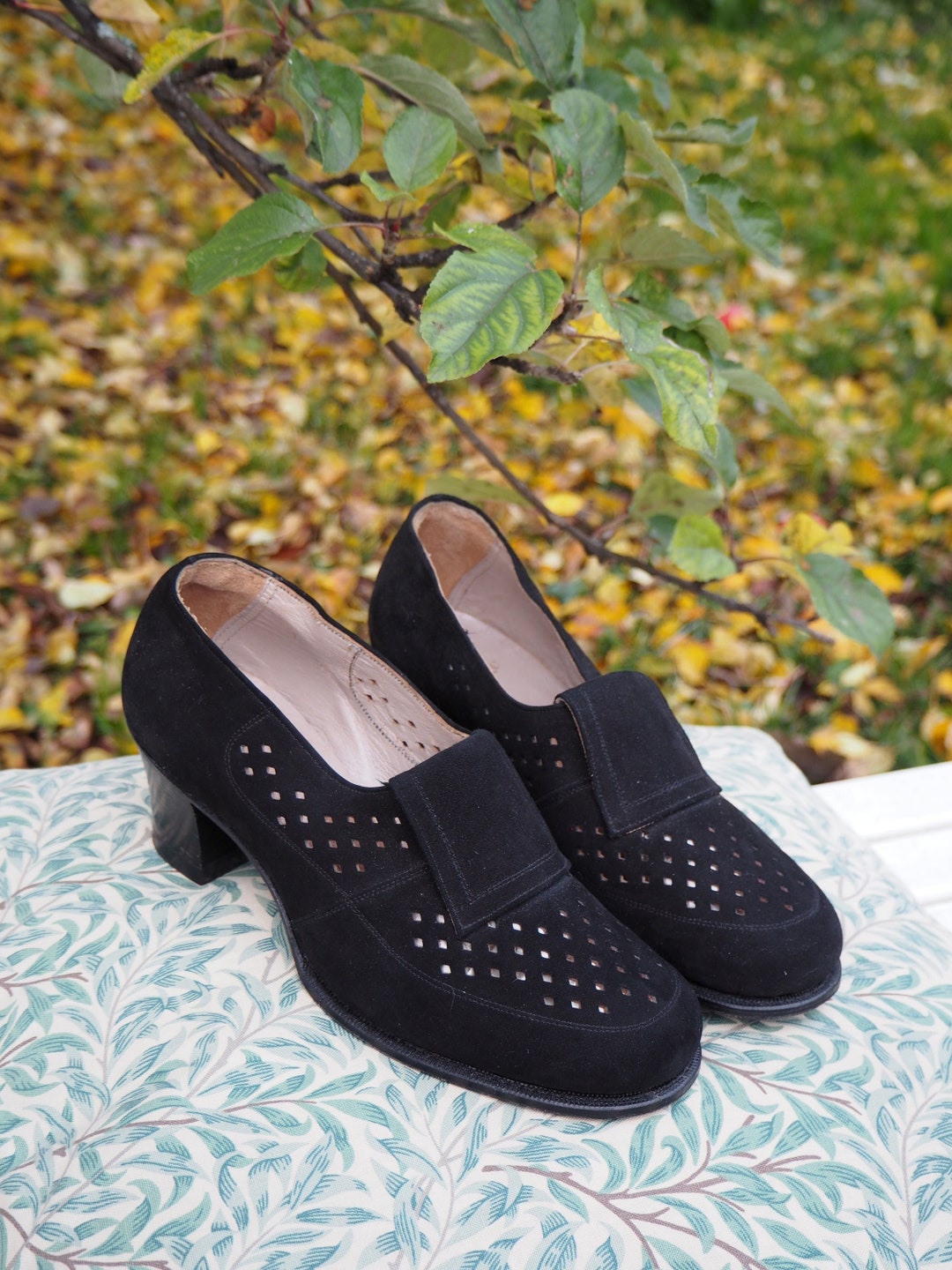 Elegant & Comfortable 1940s Suede Shoes sturdy Heels Diamond Cut Outs ...