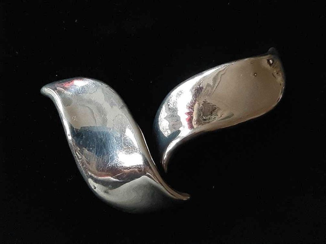 Superb Pair of Brooches sold Individually, With a Refined Design, in ...