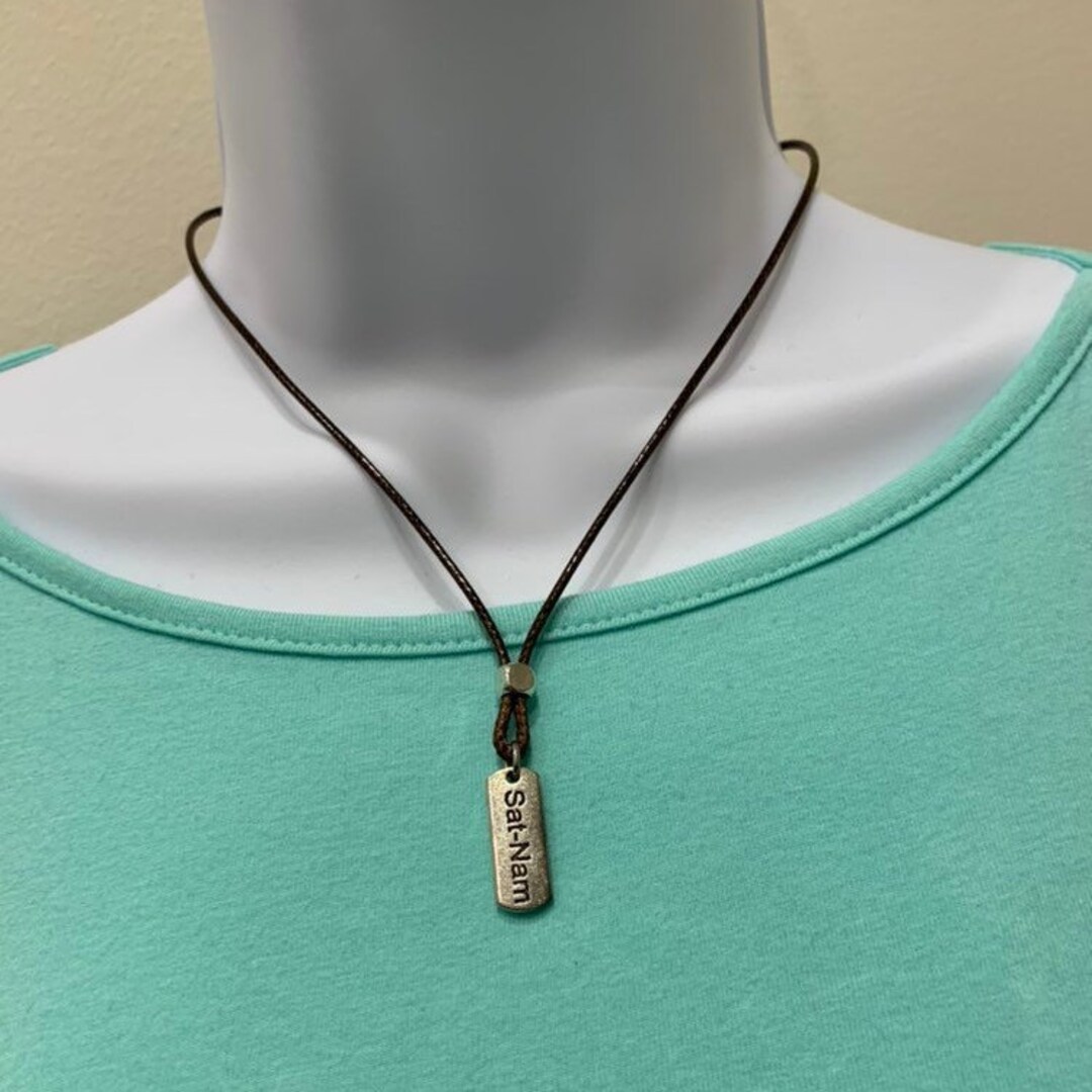 Collier Sat Nam Tag : breloque en argent antique, cordon en coton ciré ...