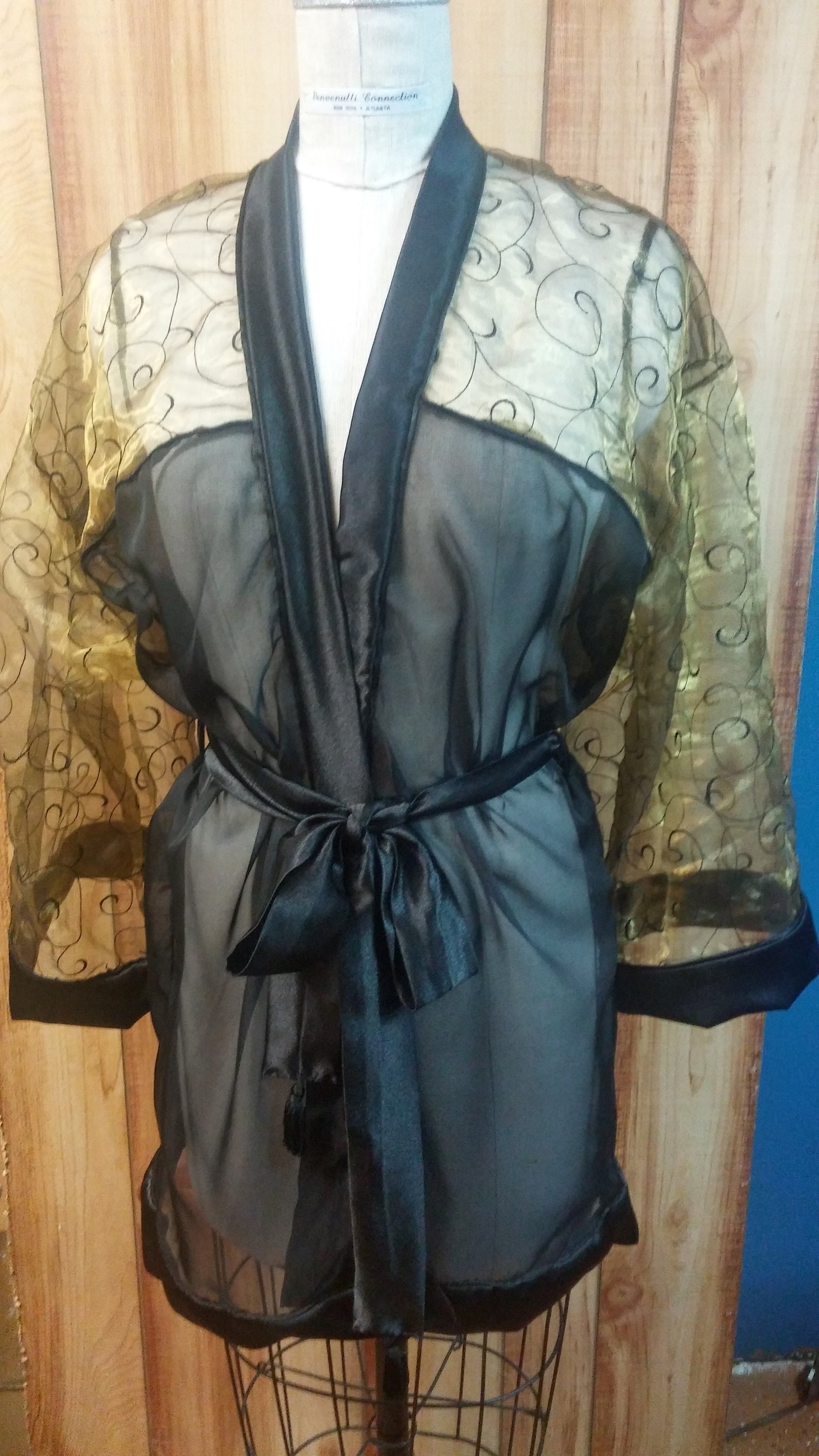 Robe de kimono negro hecho a mano con oro Organza bordado Yoke - Etsy ...