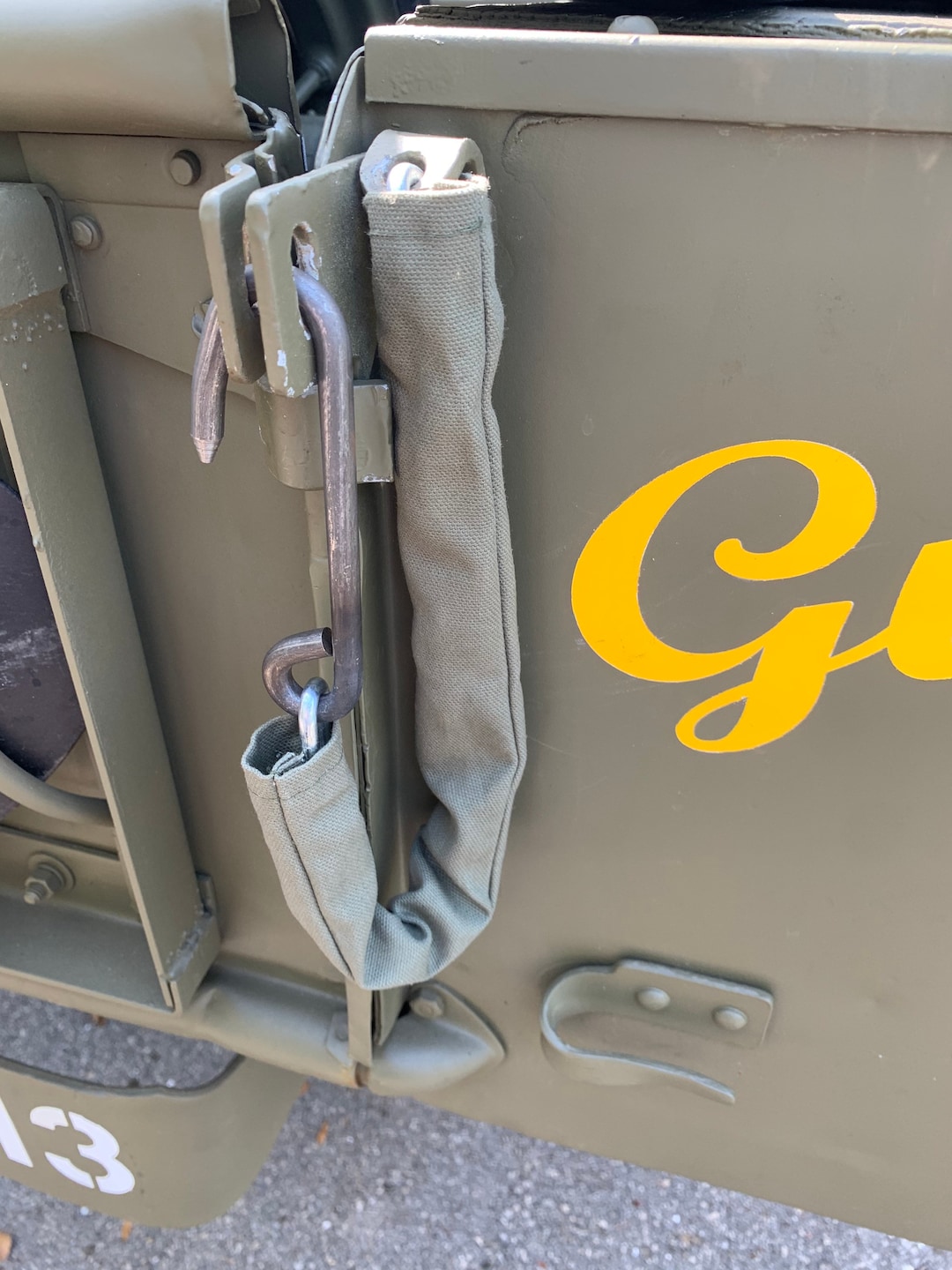 Medium 8 to 15.5-inch TAILGATE CHAIN COVERS Made of Sun-resistant ...