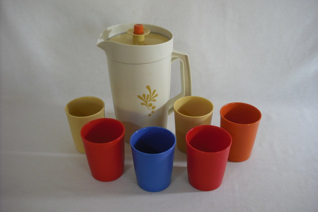 Tupperware Juice Pitcher With 6 Glasses Vintage Push Button Top 1 Quart ...