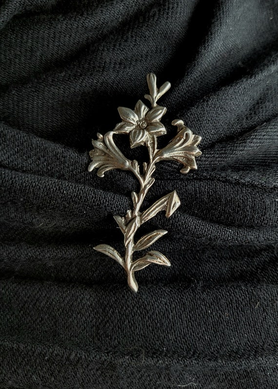 Silver Lily Pin Gem