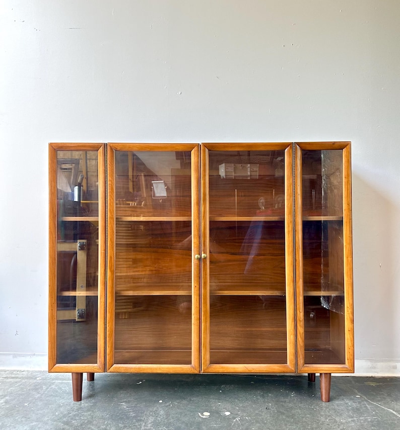 Mid Century Modern Curio Cabinetnull