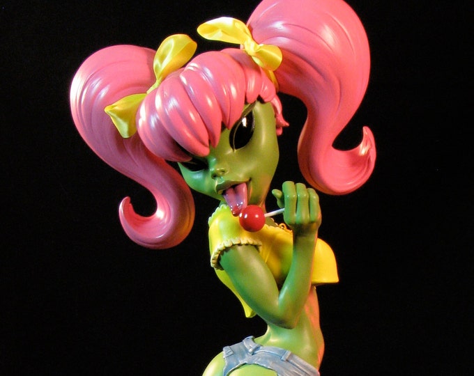 LOLI - Large Alien Girl Statue by Mark Alfrey - Etsy